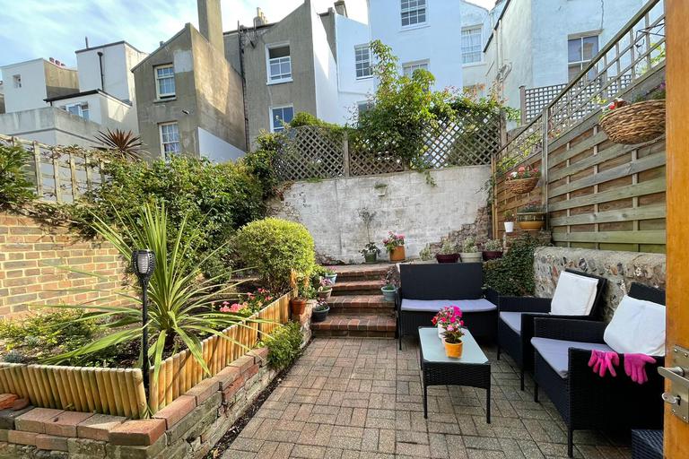 SofaConcerts venue | Little private Oasis in Brighton